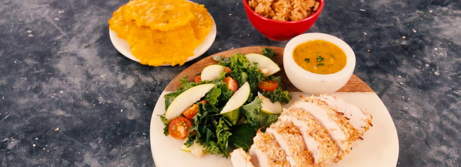 Pollo Friko en coco con salsa de maracuyá