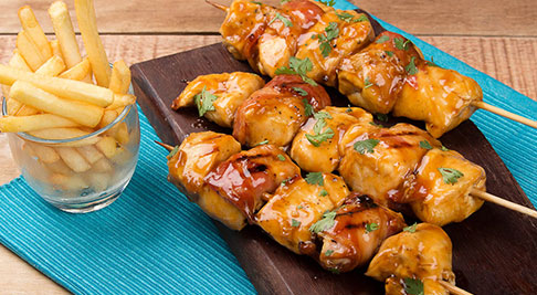 Chuzos de pollo con tocineta x4