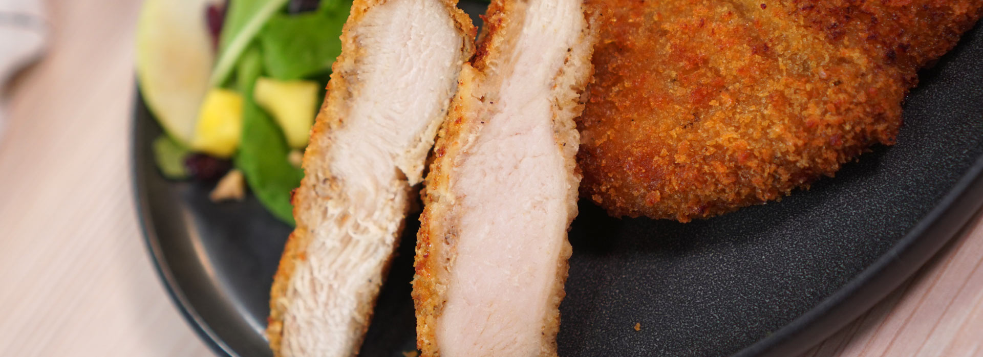 Pechuga apanada con salsa y ensalada | Momentos Friko